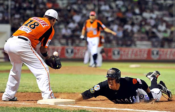 SERVANDO LOPEZ LANZA JOYA DE PITCHEO. - Beisbol Cuauhtemoc